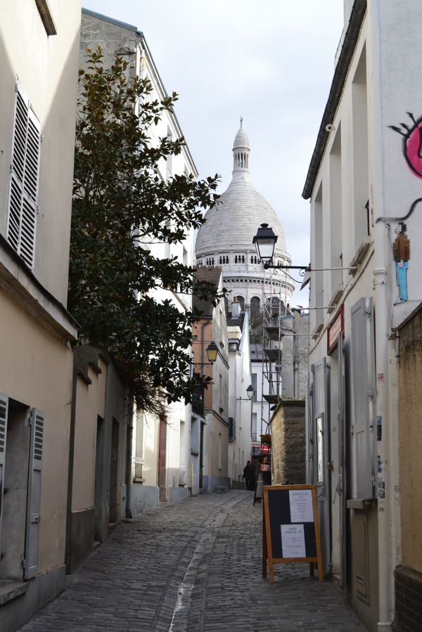 Art et glam: La rue Saint-Rustique, Paris 18e, avec vue sur le Sacré-Cœur