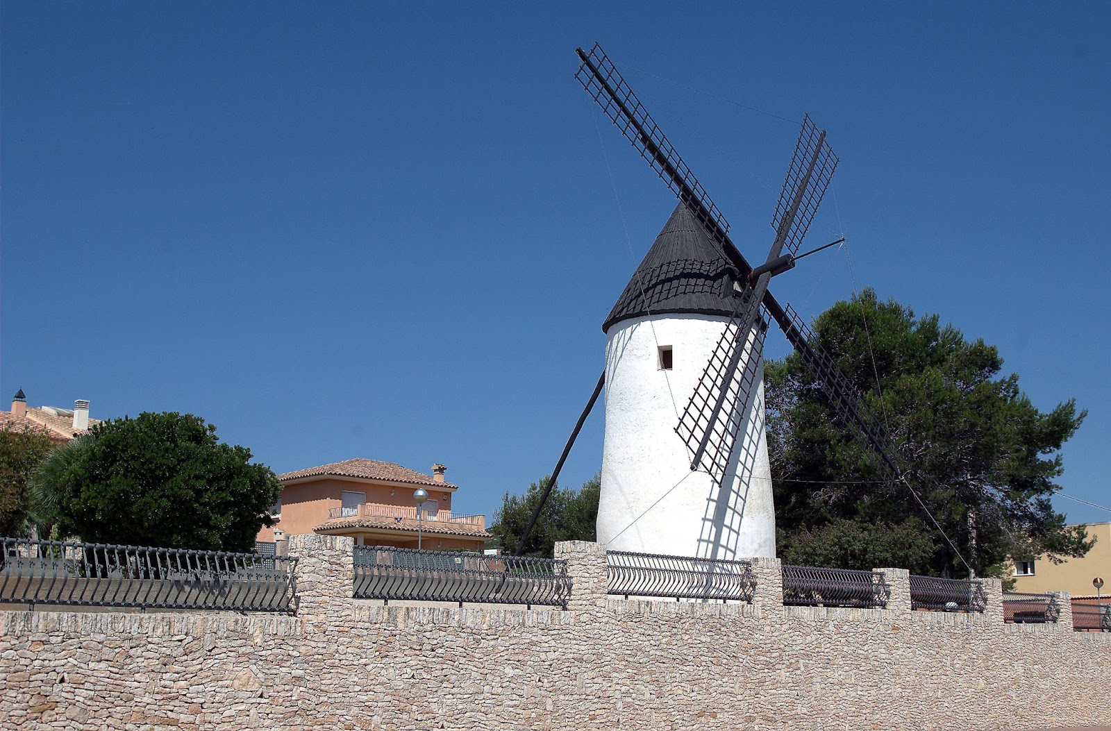FRANCIS.FOTO: MOLINO DE VIENTO. EL PERELLO,(TARRAGONA).