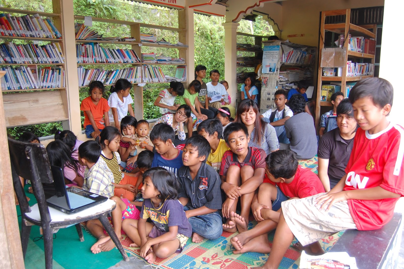 RUMAH BACA KOMUNITAS MERAPI (RBKM): AKTIVITAS MEMBACA DI RBKM