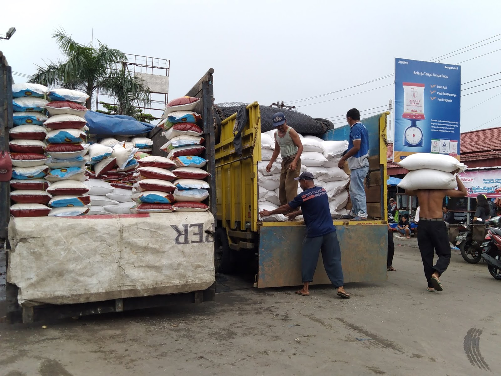 Perekonomian Indonesia : Kuli Angkut Pasar Minggu Kota bengkulu