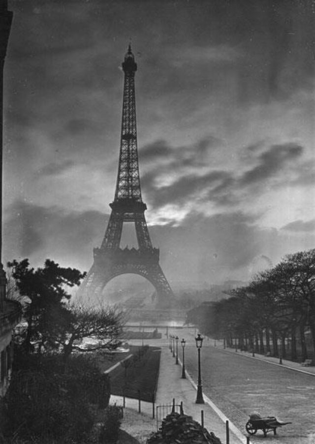54 Vintage Photographs Captured Street Scenes of Paris in the 1920s ...
