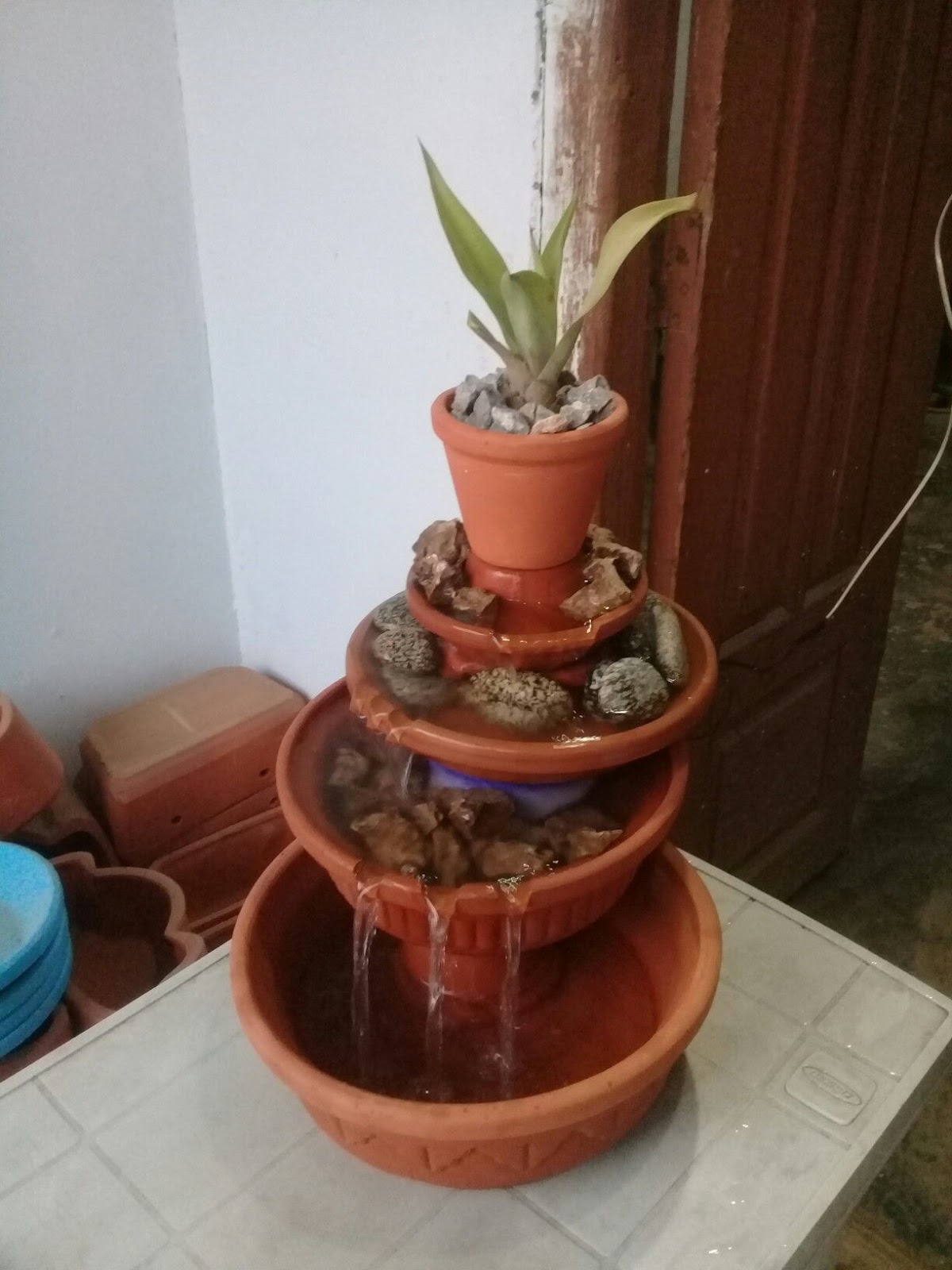 Crea en un 2x3: Como hacer una fuente con macetas de barro