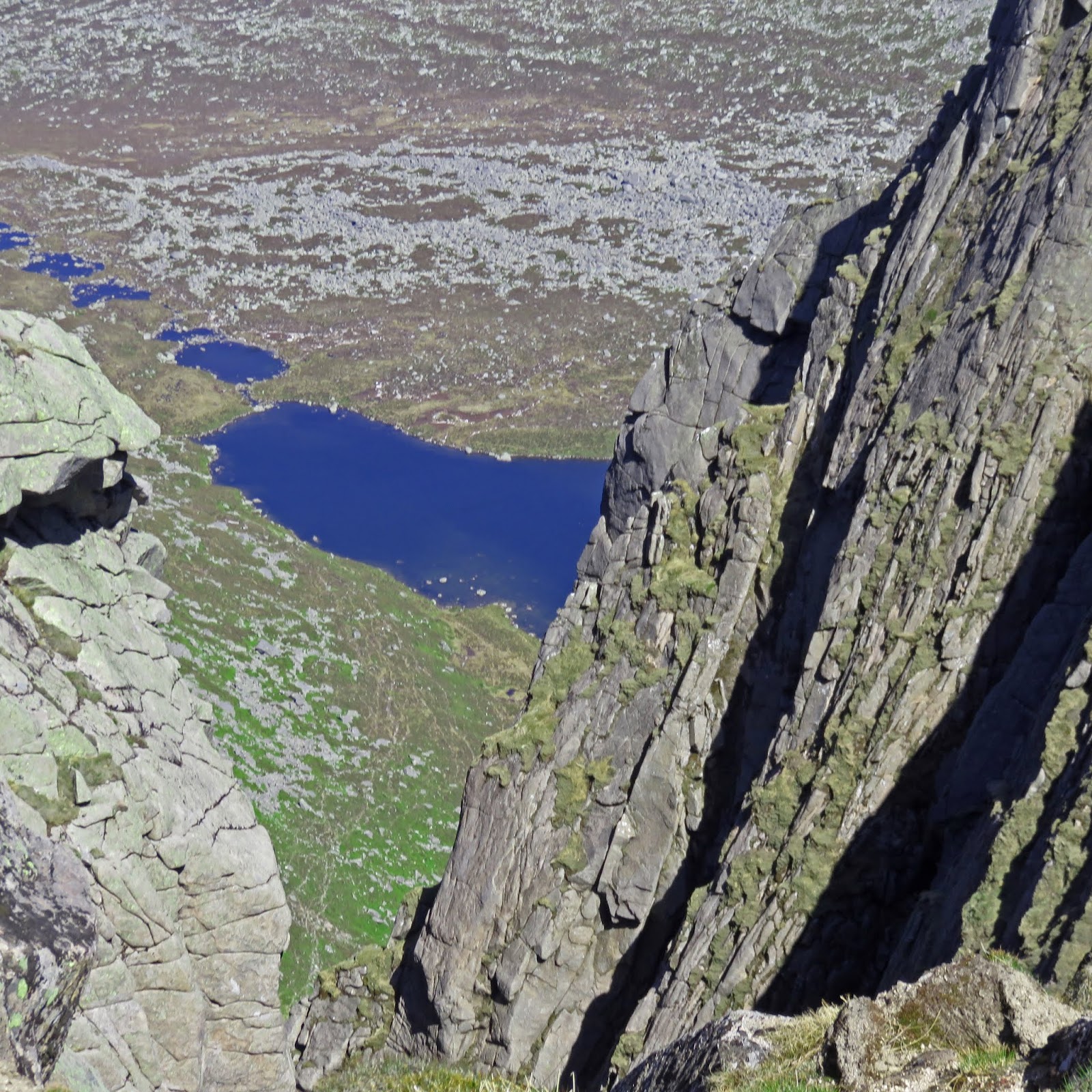 Desmondo's Ramblings: Lochnagar by the long, long route, Invercauld Bridge