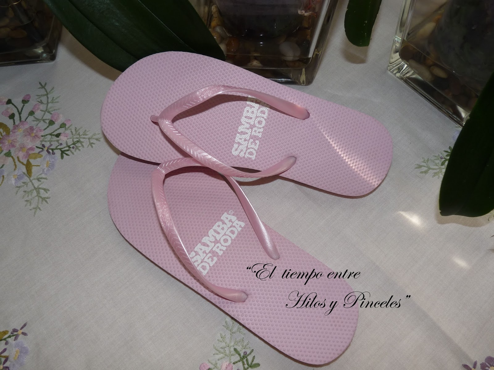 EL TIEMPO ENTRE HILOS Y PINCELES: TUTORIAL CHANCLAS Y SOMBRERO.
