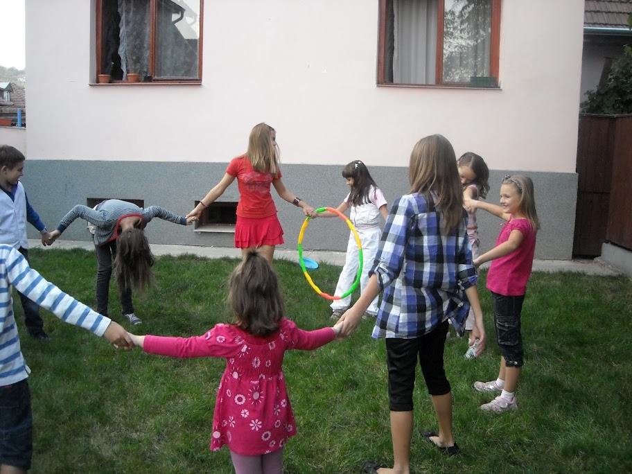 Jocuri pentru copii mari şi mici: Mută cercul (fără să te ajuţi de mâini)