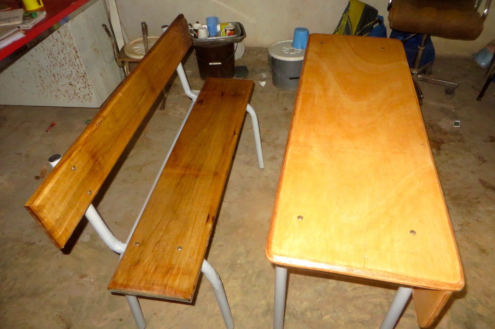 SEYILAABE HTKM: Des tables, des tables et des tables/bancs!
