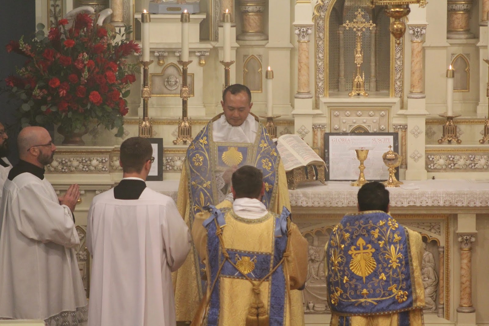 New Liturgical Movement: Photos of a New Priest’s First Mass