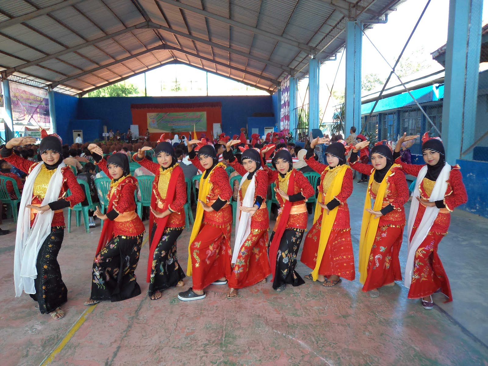 PAMEKASAN MUSIK DAUL: 9 Siswi dari SMPN 1 Pamekasan membawakan Tari ...