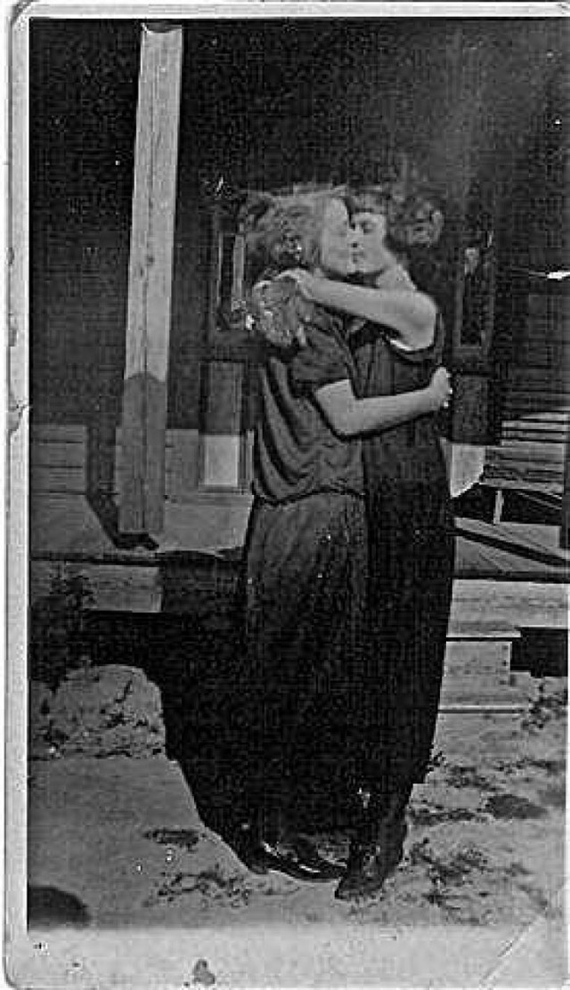 Vintage Affectionate Ladies – 36 Old Snapshots of Women Expressed Their ...