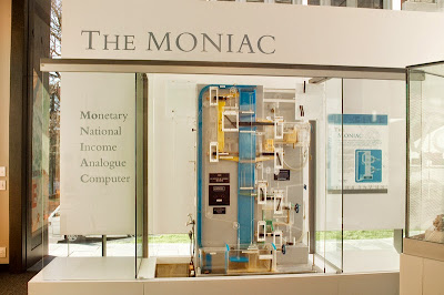 Jaque al Neoliberalismo: Keynesianismo hidráulico y la máquina Moniac