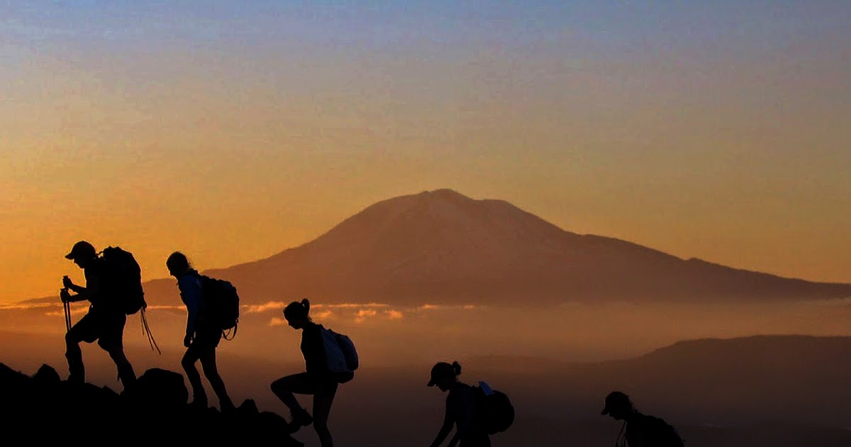 Terkini 39+ Gambar Kartun Orang Mendaki Gunung