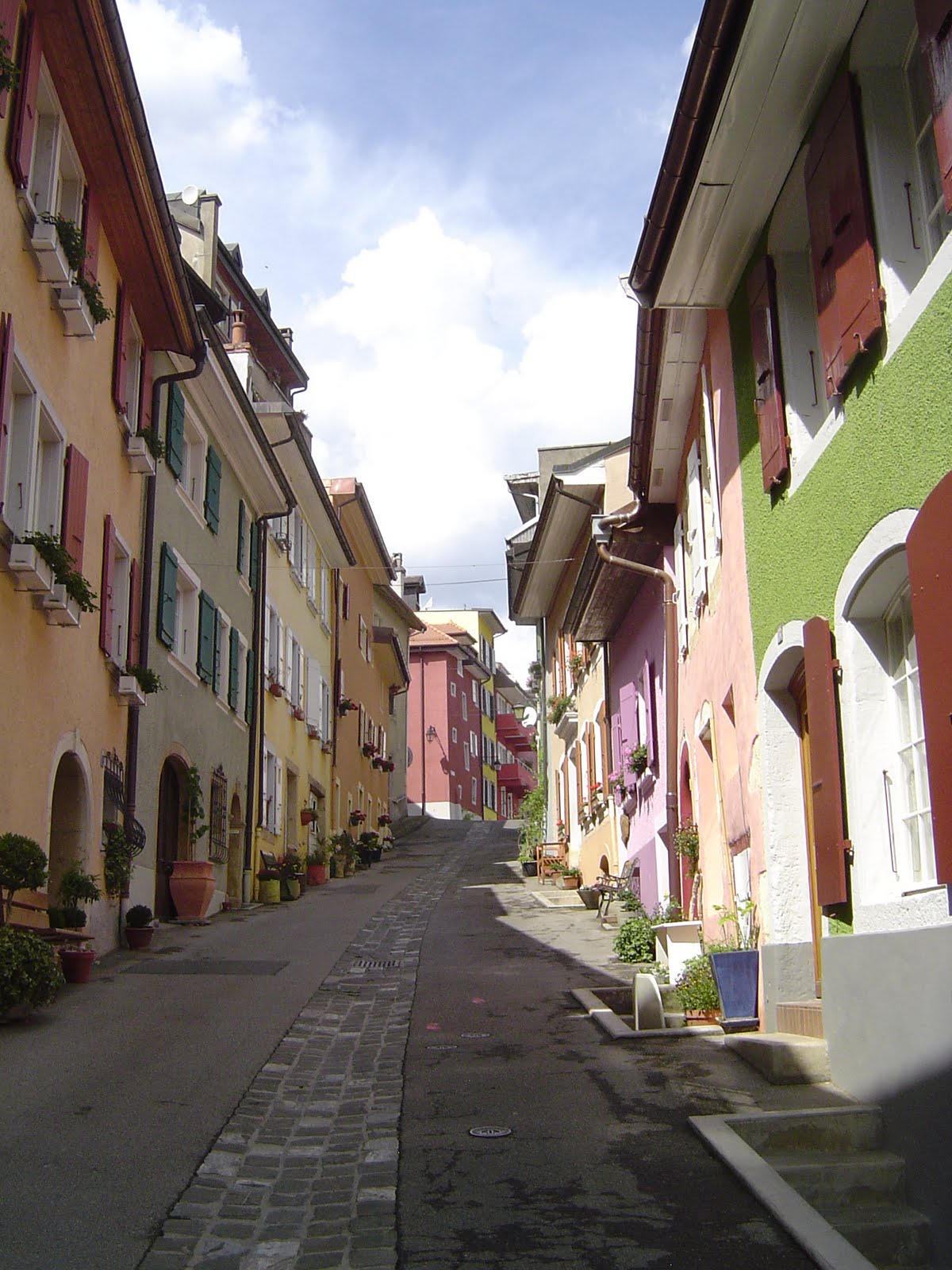 NACIONALIDADES Y PUEBLOS: Village Orbe-Suiza