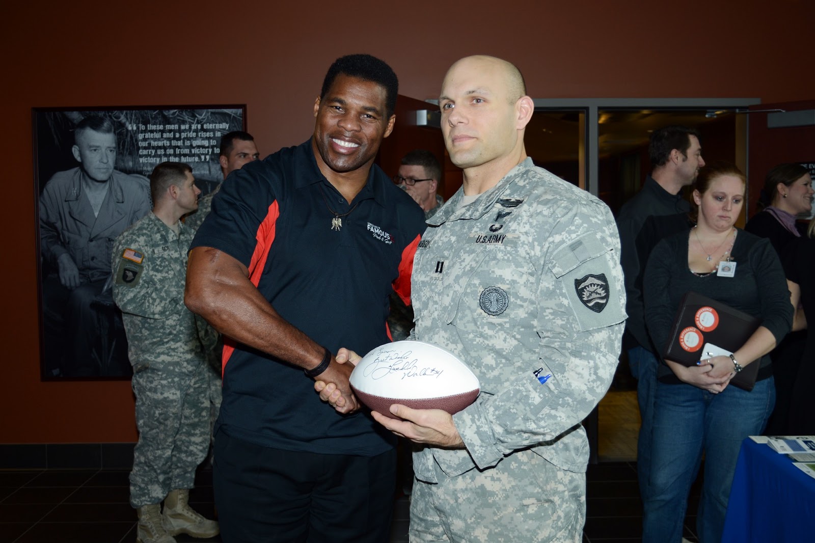 Football Star Herschel Walker Visits Oregon Soldiers - Victoria Taft