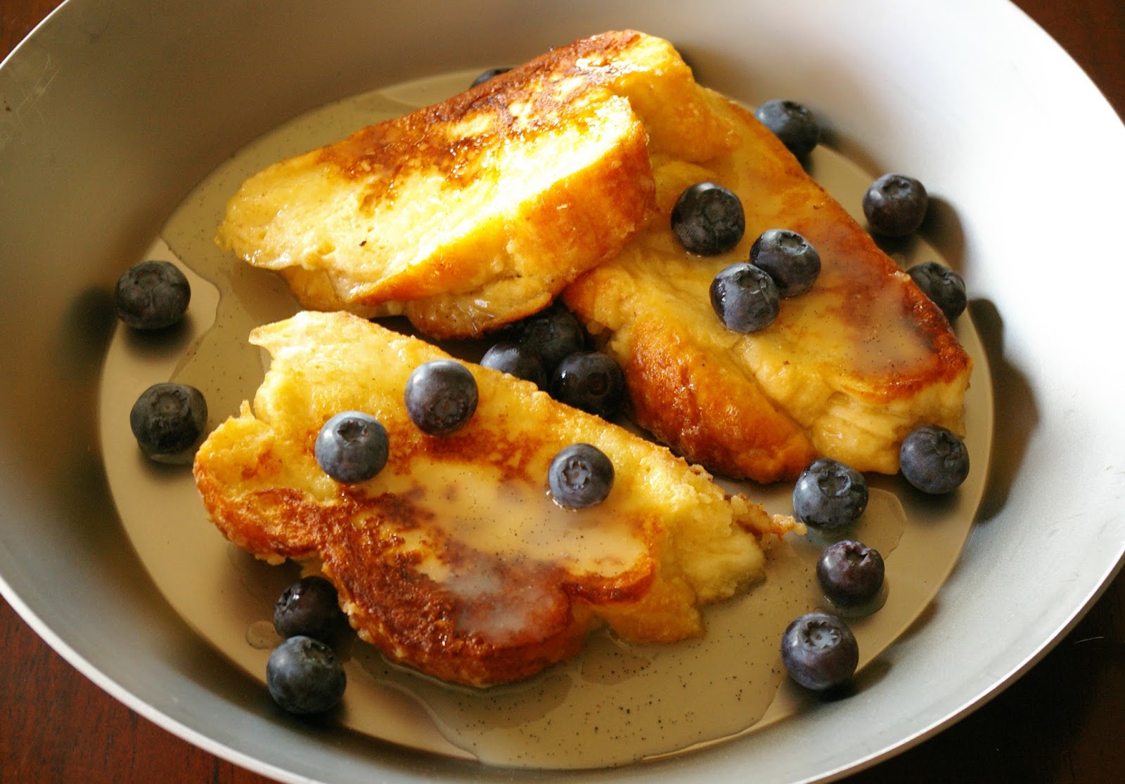 Francuskie tosty z syropem z maślanki.