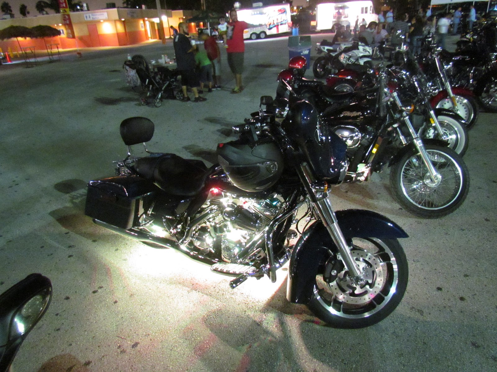 LA RESPUESTA ESTA EN EL CAMINO: Noche de motos en Miami