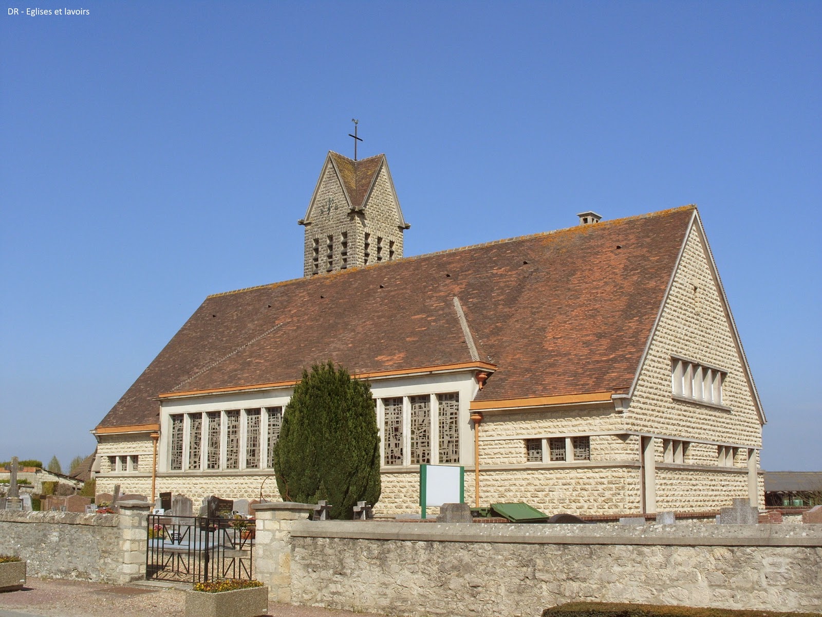 Eglises et lavoirs: Varaville - Eglise - Extérieur, lavoir - Avril 2015