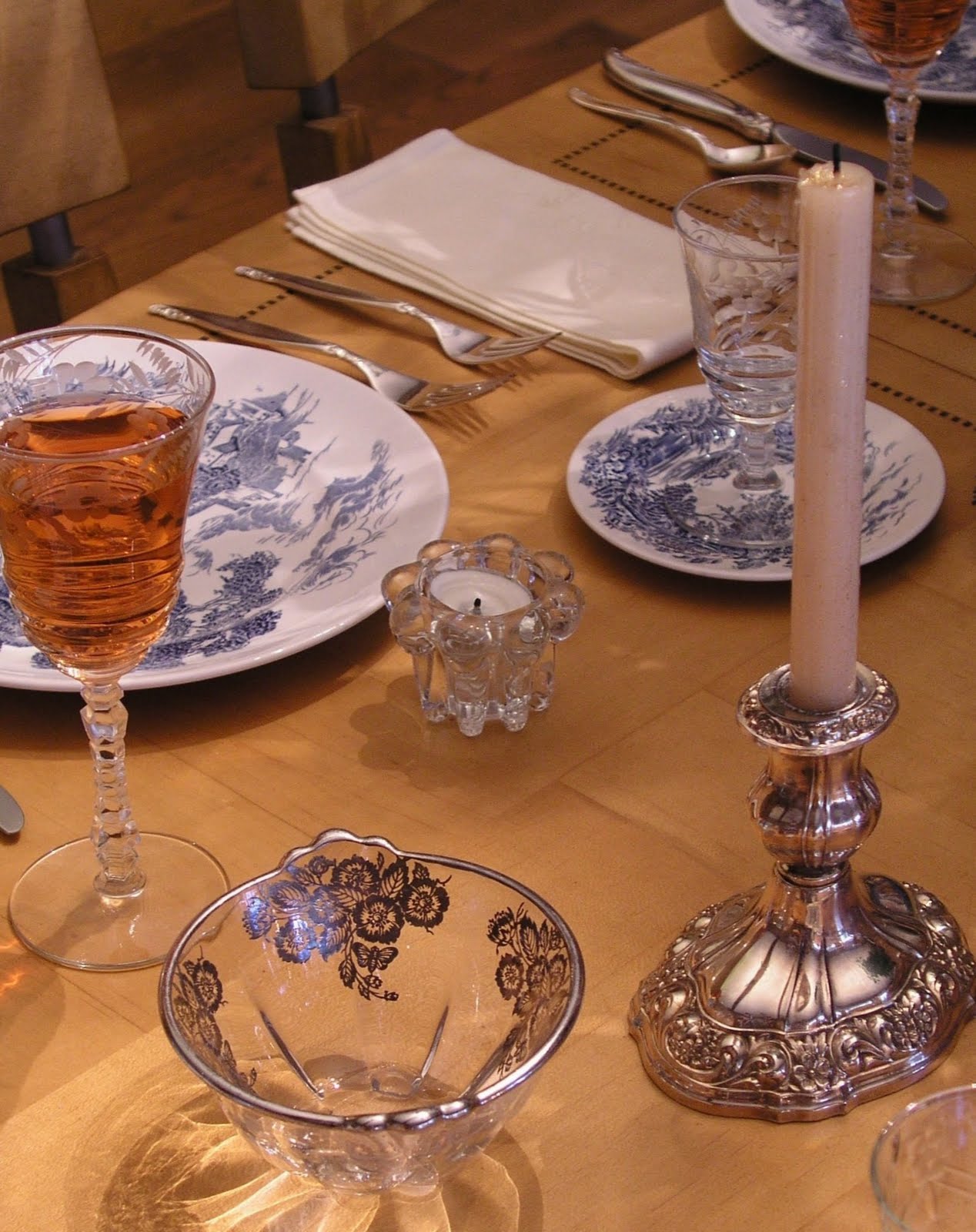Affordable Accoutrements: Simply Vintage Table Setting!