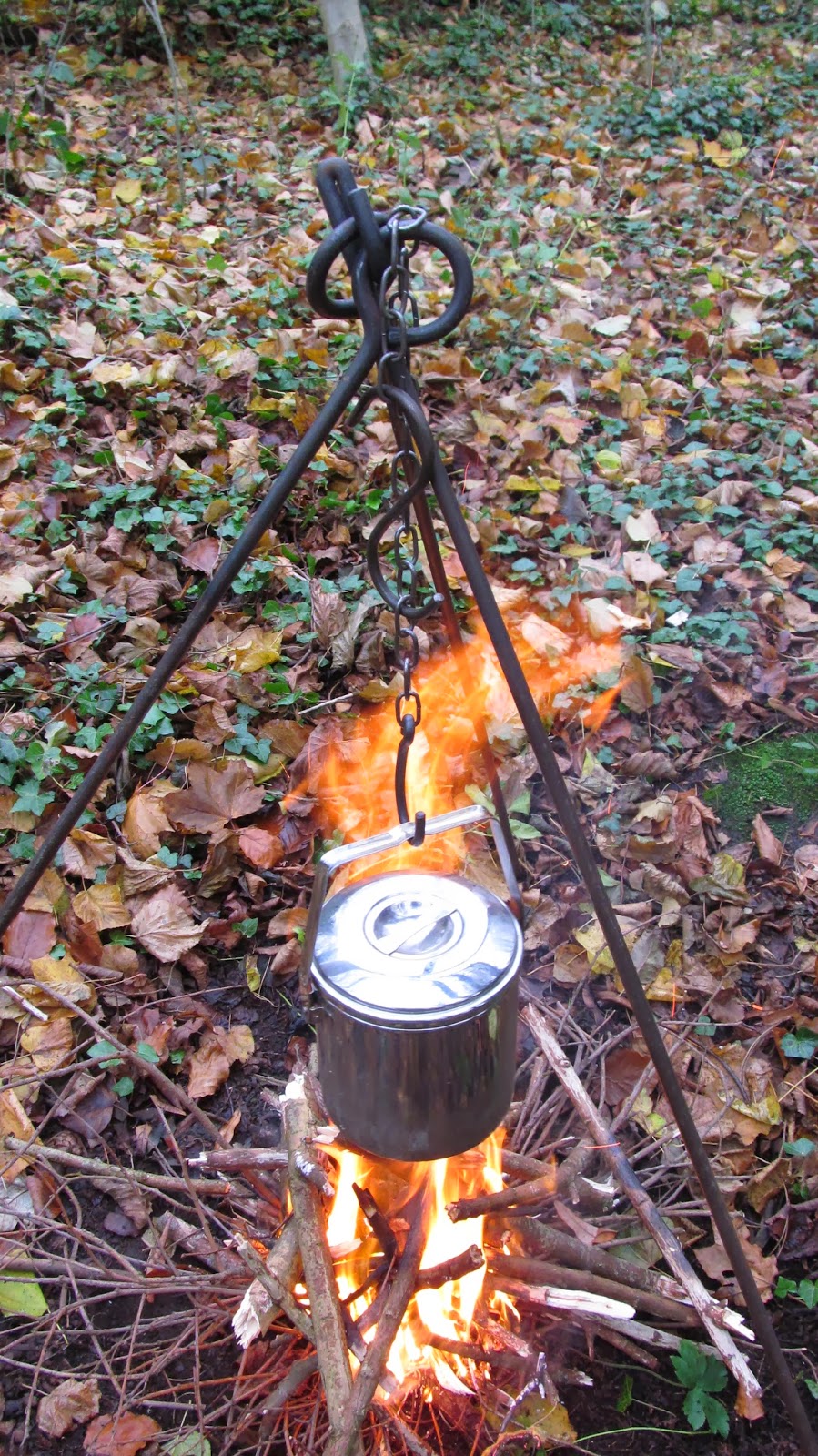 BUZZARD BUSHCRAFT: Tim Lloyd Blacksmith - Campfire tripod