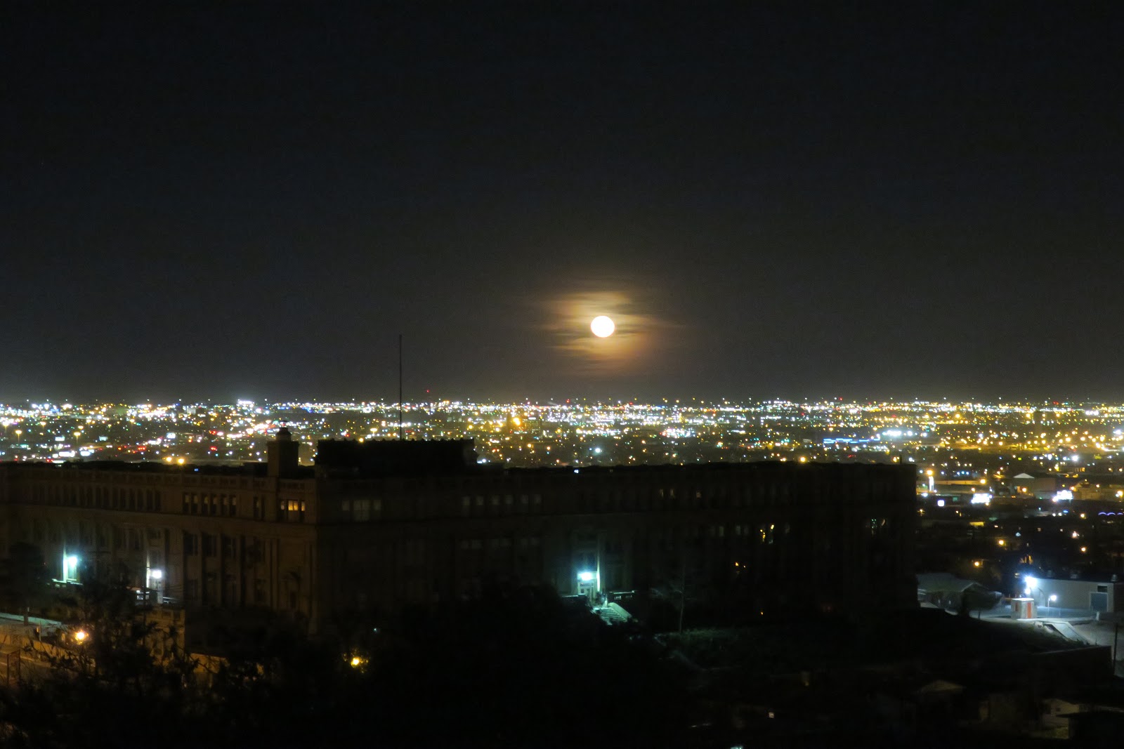 Living Rootless: El Paso: Another Gosh Darn Beautiful Full Moon