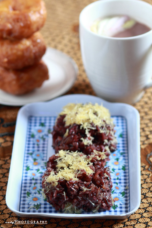 Kue Ketan (Black Sticky Rice Cake) & Gemblong (Caramel Sticky rice cake ...