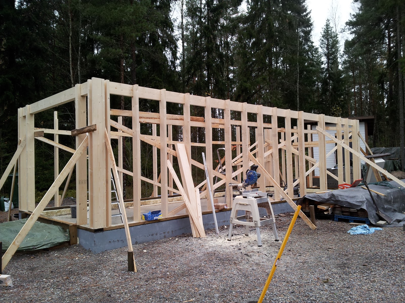 Aurinkorinne: Autotallin runko osa1