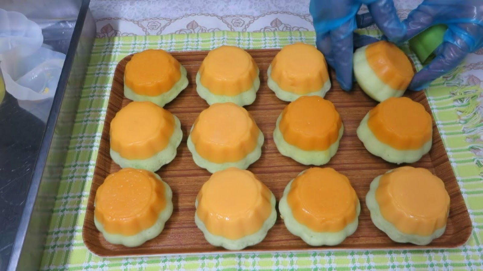 "Nette Cooking": "Puto Flan"(pandan flavor)