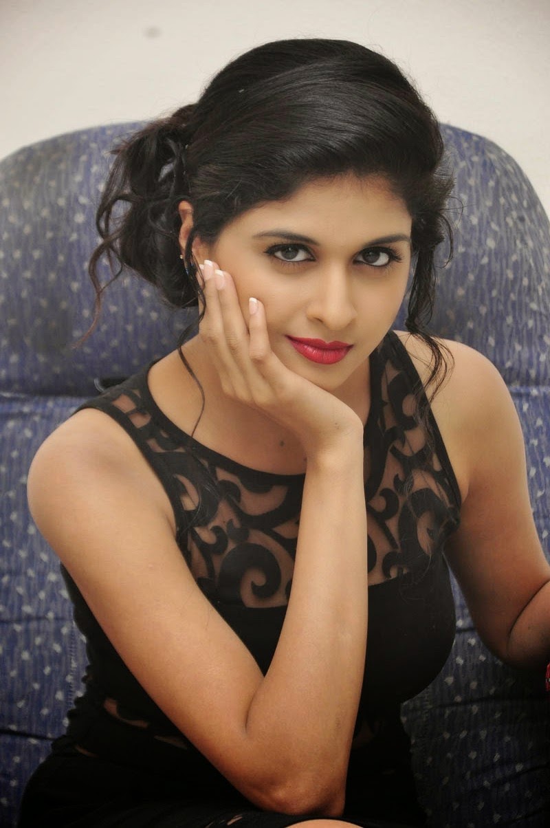 Actress Naveena New Images - Cine Gallery