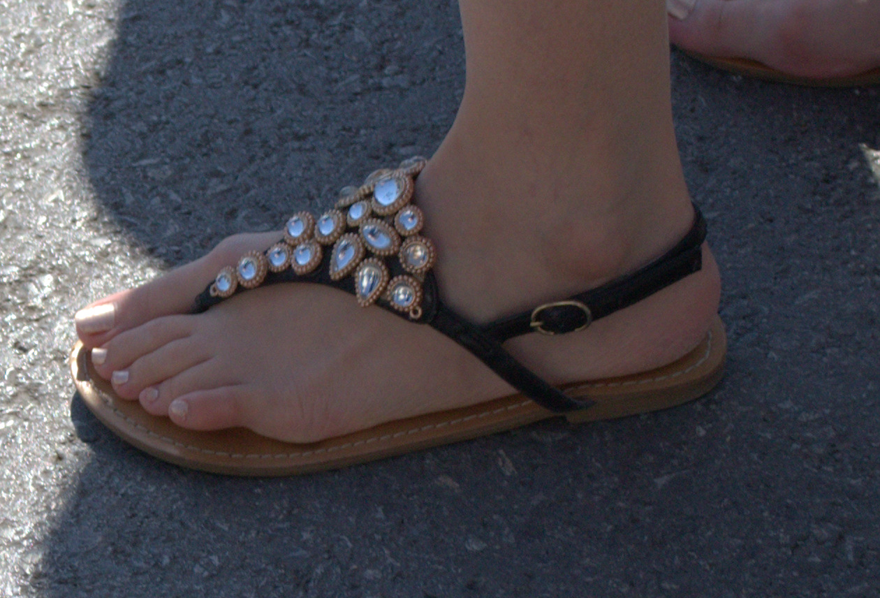 candid turkish girls feet: sexy turkish beauty candid big toes and face