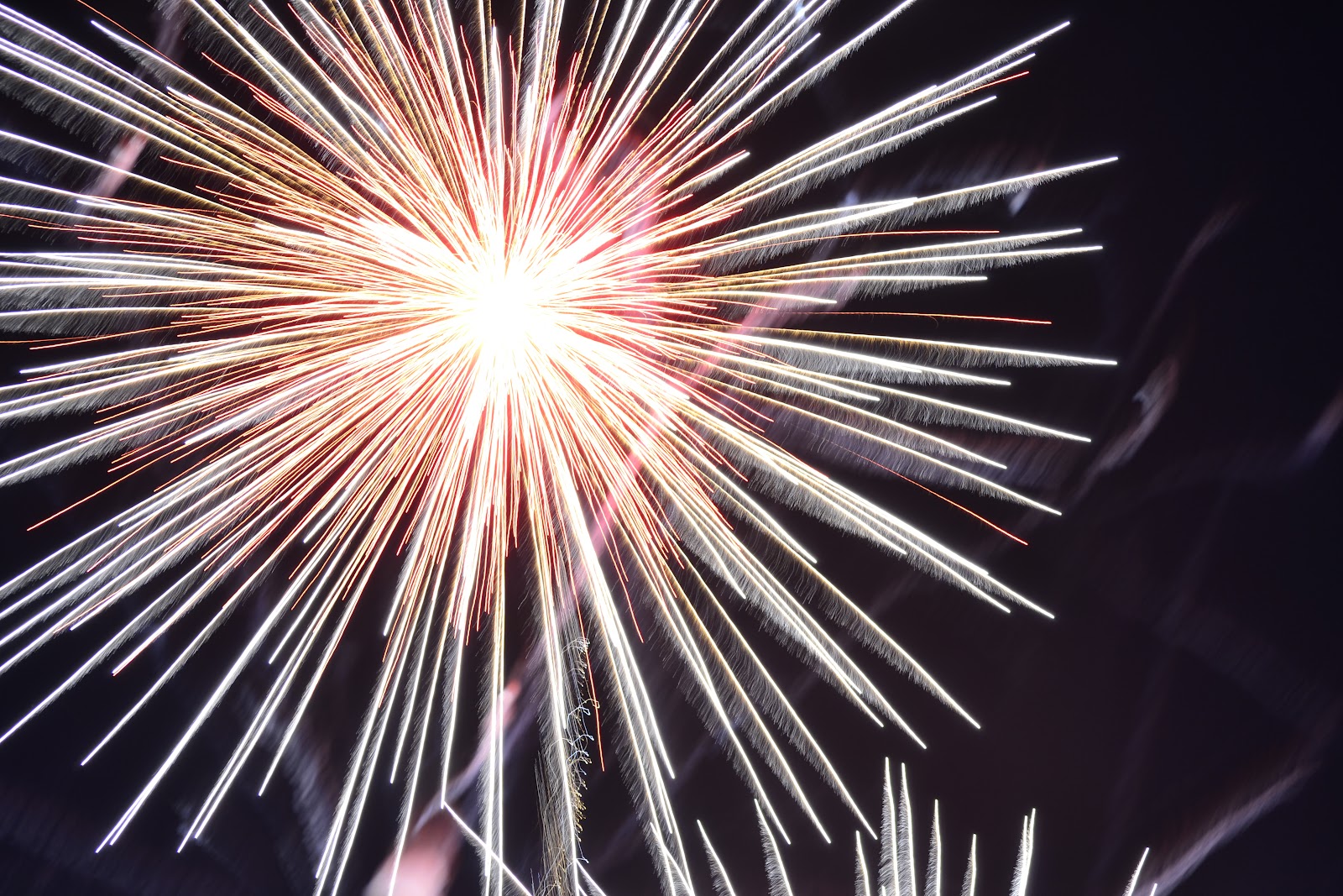 CityLover's World☯: Cool Fireworks Pictures