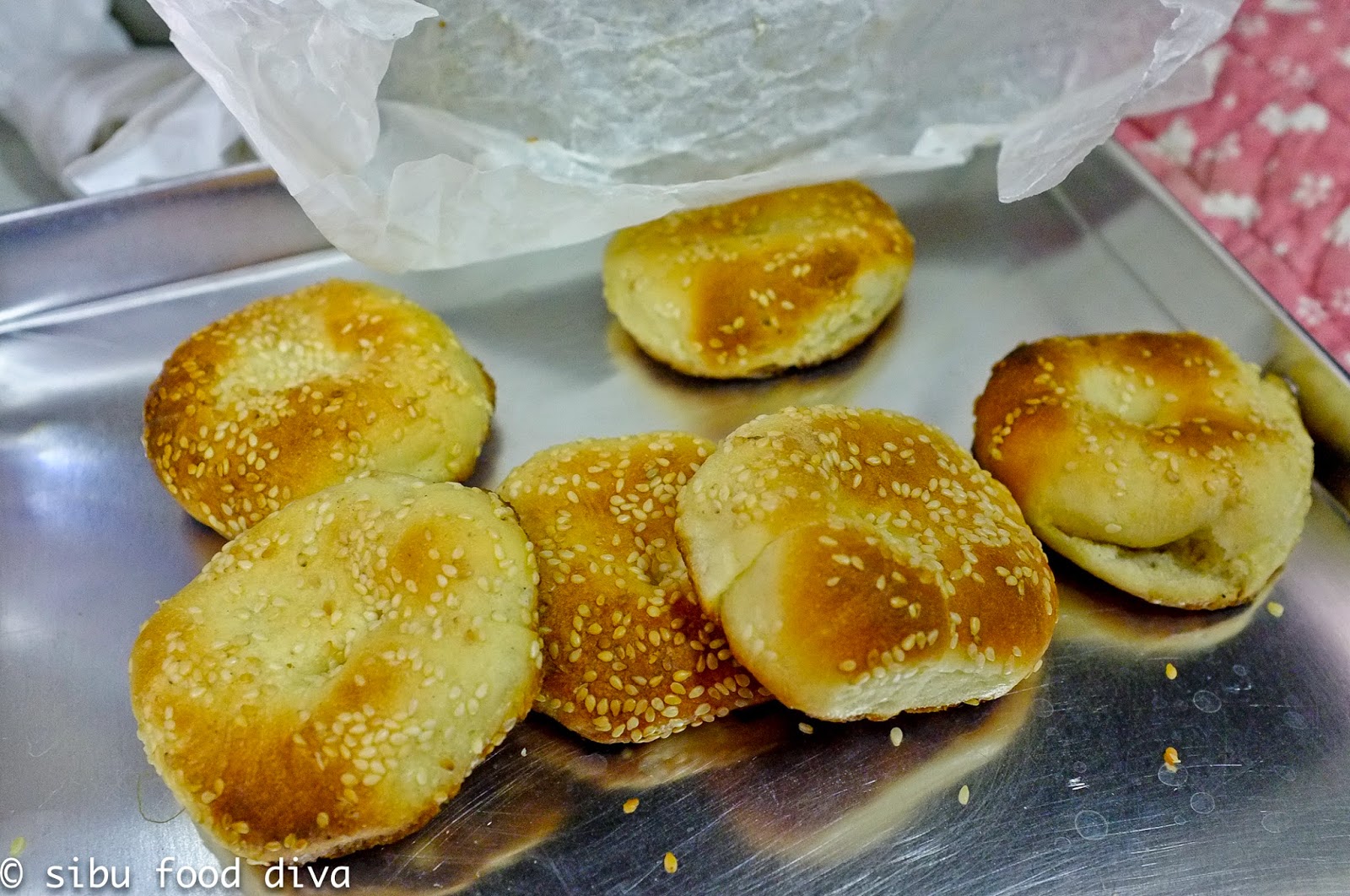 Sibu Food Diva: How to Warm Up Kompia