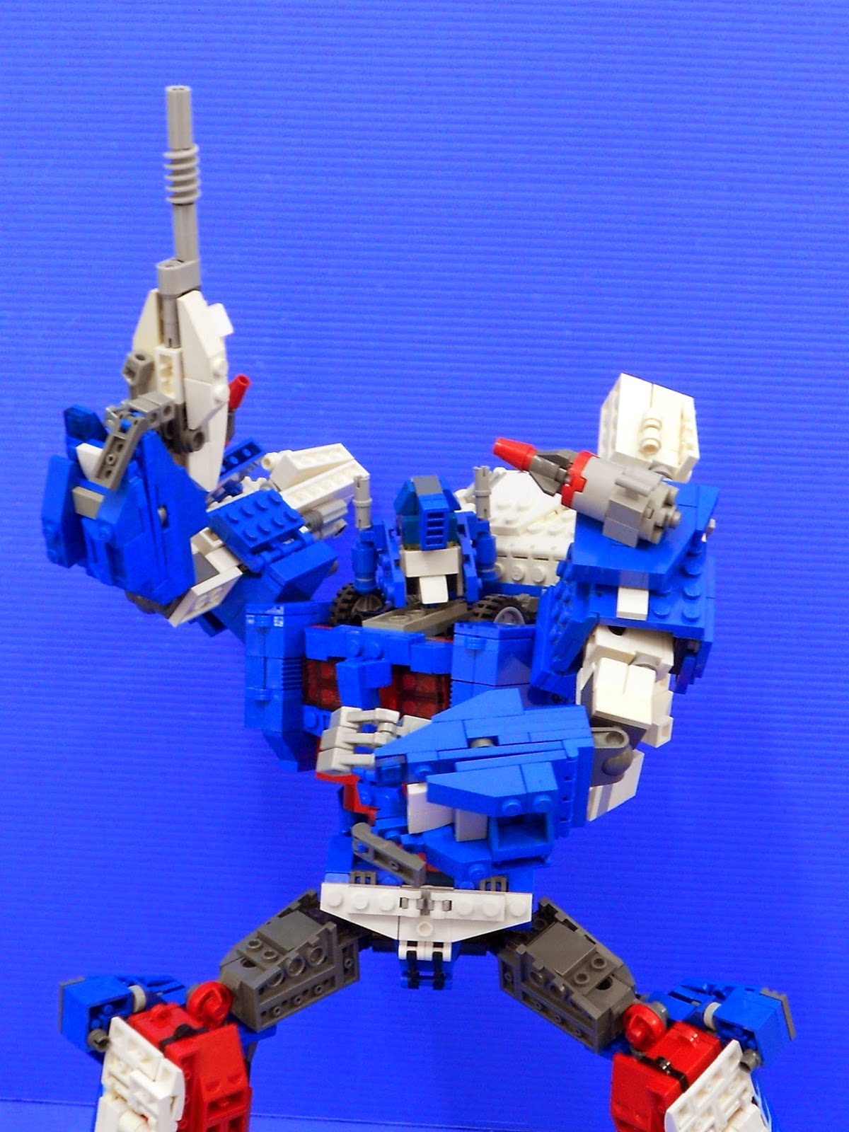 Alanyuppie's LEGO Transformers: LEGO Ultra magnus: Part 3 of 3 (Robot mode)