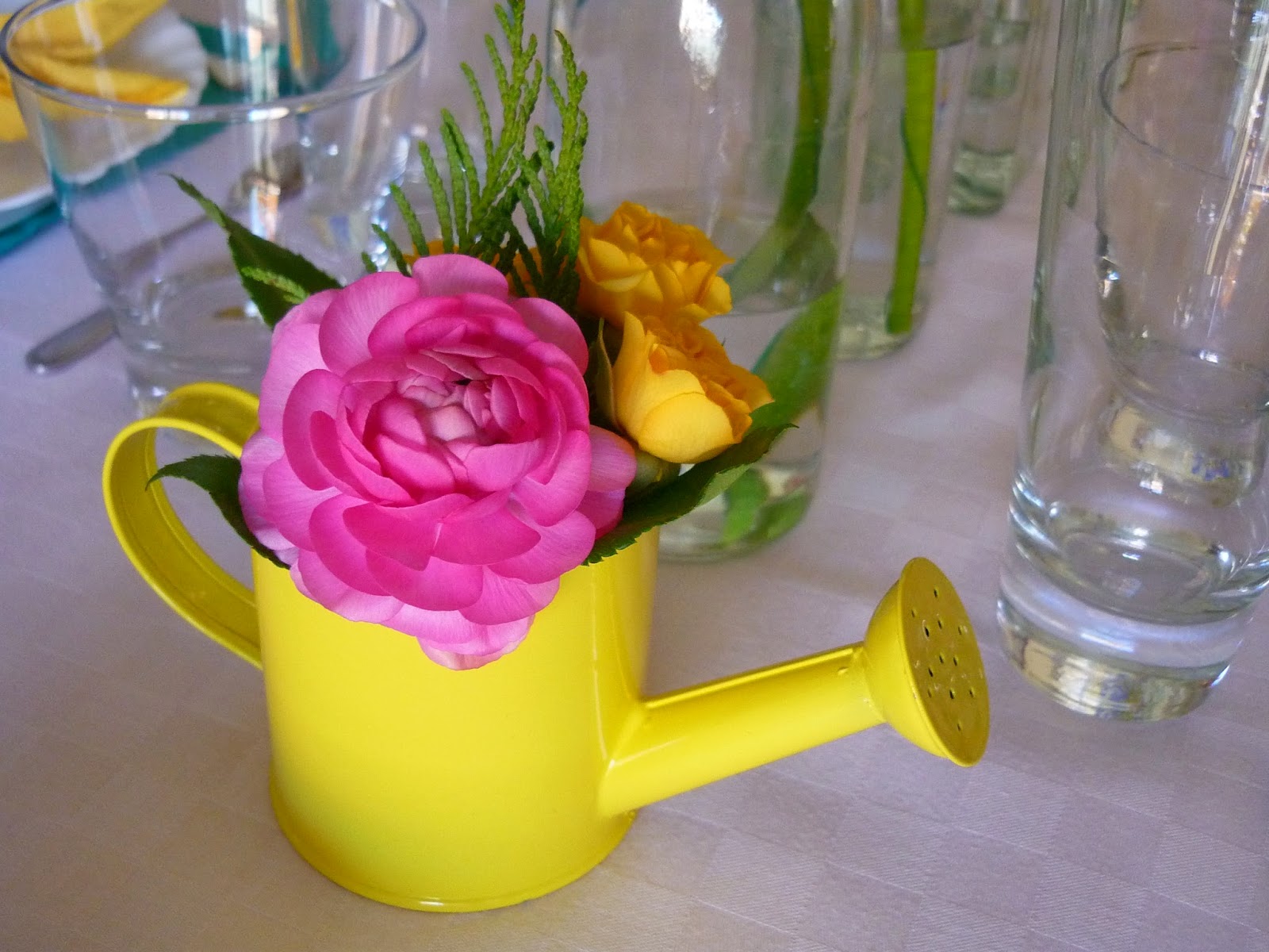 La Chef A: Mesa primaveral con flores y botellas de cristal