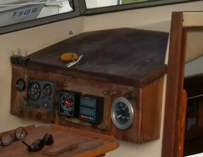 Sedna - Hallberg Rassy 35 : Chart Table and Instrument Panel