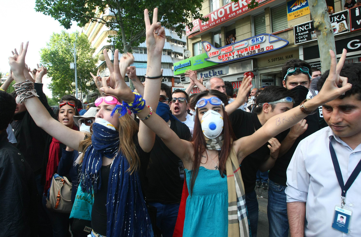 turkish protesters : The evolution of the peace sign