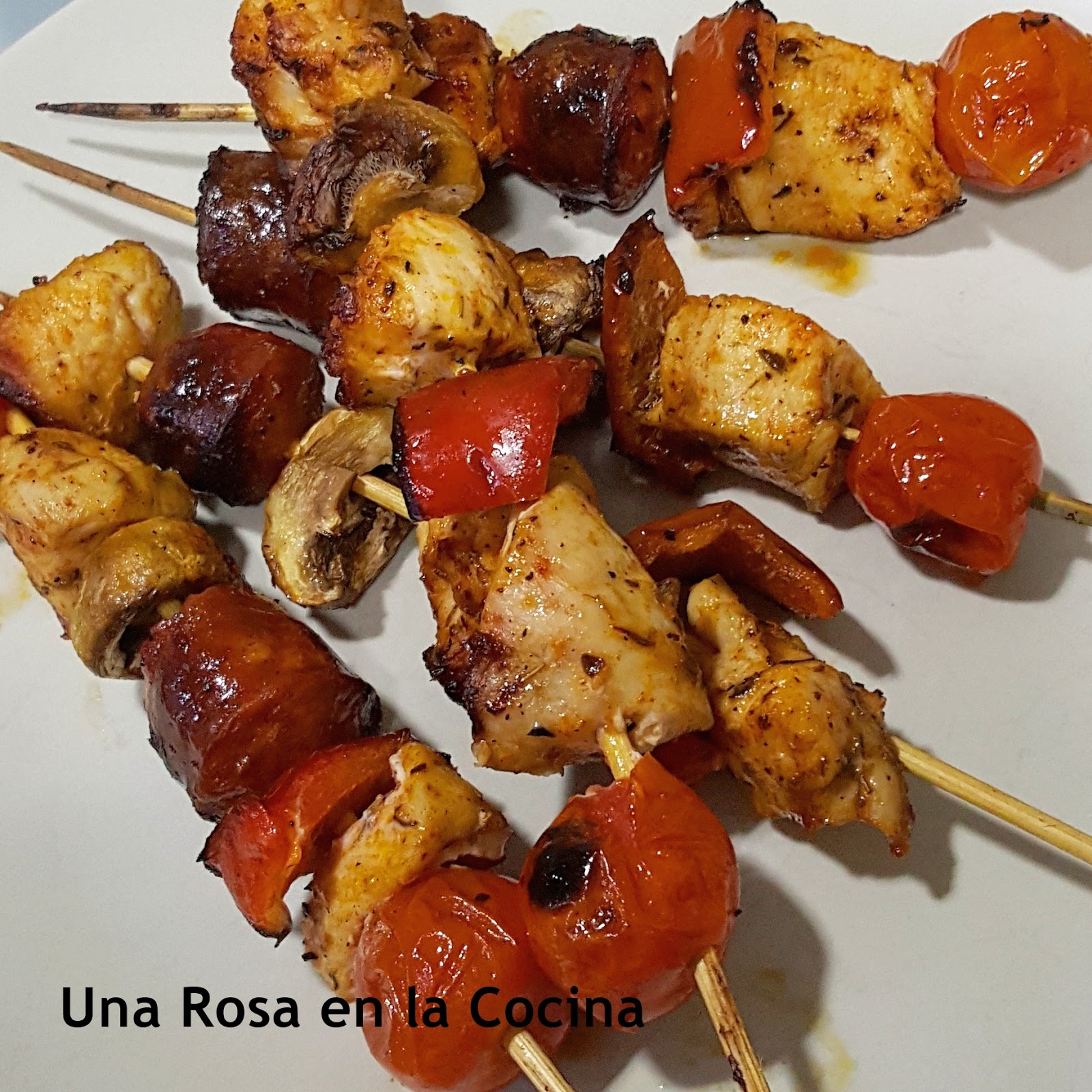 UNA ROSA EN LA COCINA: BROCHETAS DE POLLO, CHORIZO Y VERDURAS