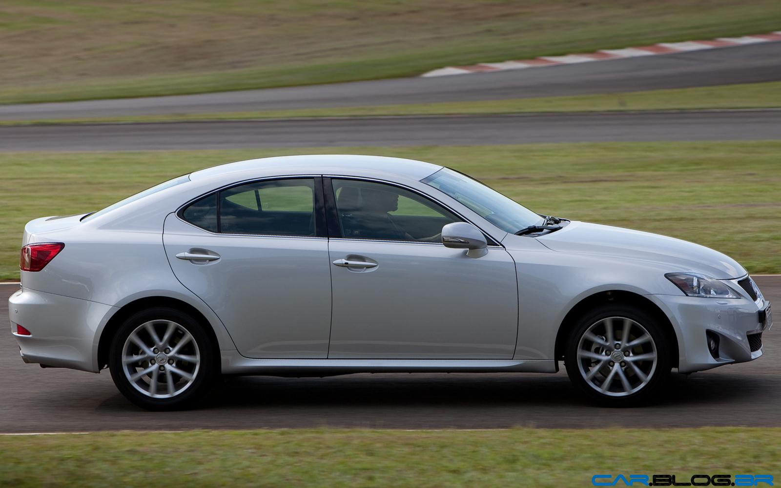 Lexus IS300 tem luxo e esportividade por R$ 218.500 reais