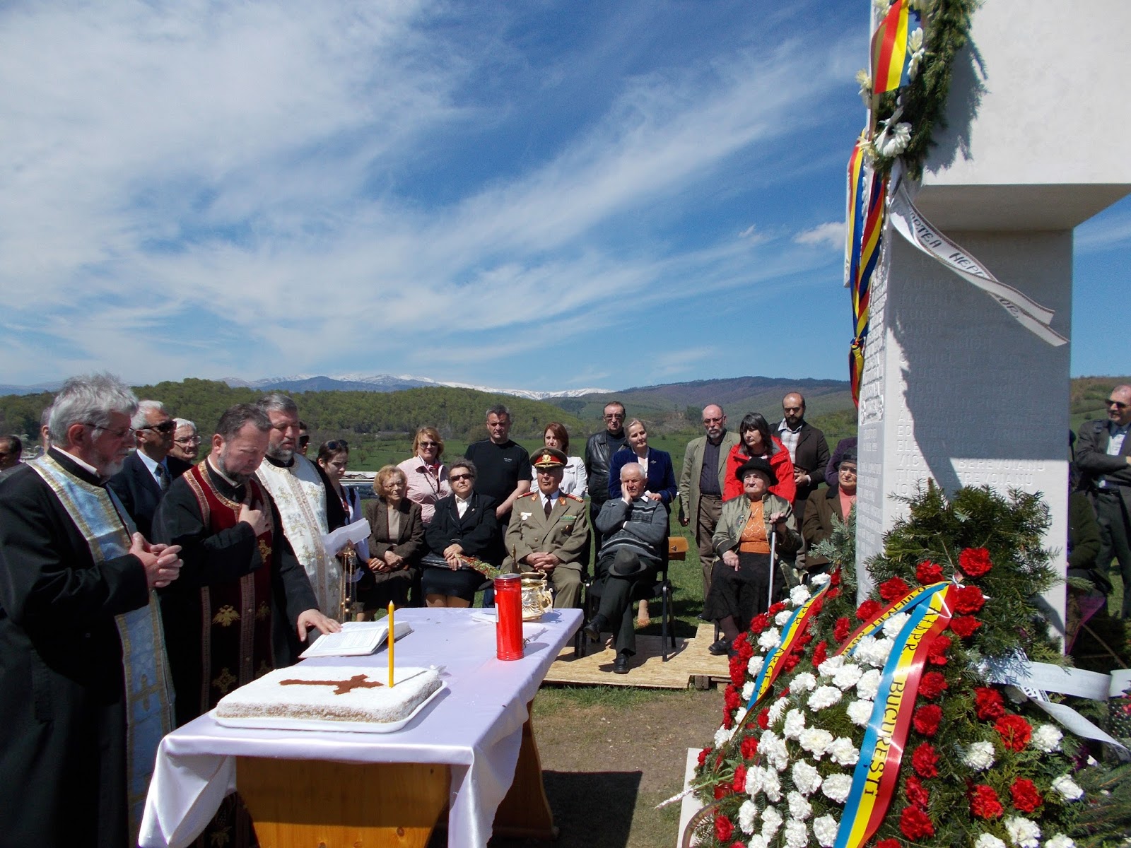 Mirabilis mundis: SFINȚIREA MONUMENTULUI HAIDUCILOR MUSCELULUI DIN NUCSOARA