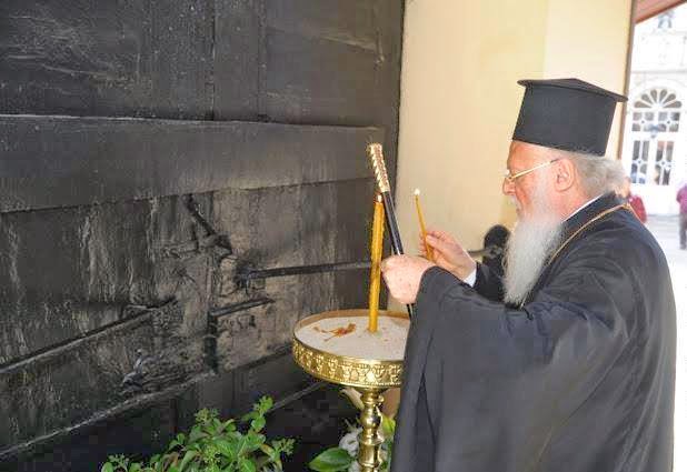 ΕΝΑ ΚΕΡΑΚΙ ΣΤΗΝ ΚΛΕΙΣΤΗ ΠΥΛΗ ΤΟΥ ΠΑΤΡΙΑΡΧΕΙΟΥ ΣΤΗΝ ΜΝΗΜΗ ΤΟΥ ...
