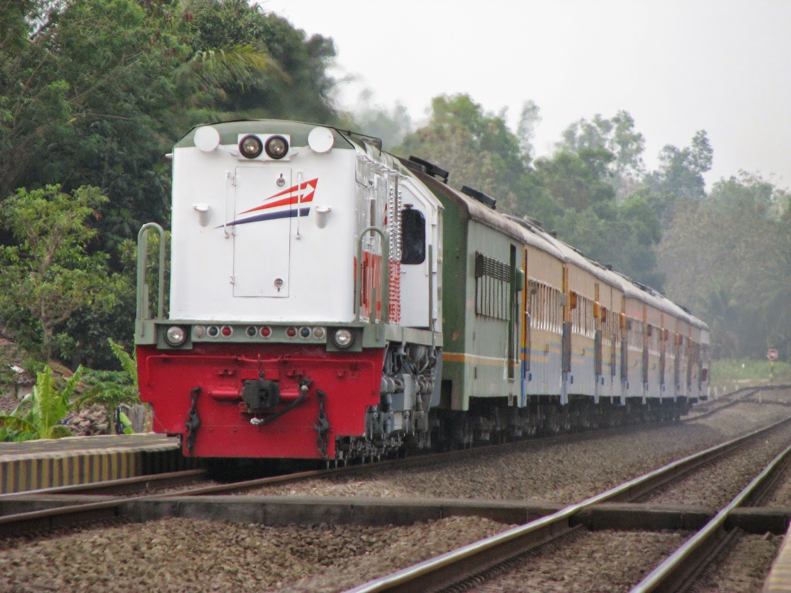 Kereta Api Indonesia: Kereta Api Logawa Melintas di Stasiun Sentolo ...