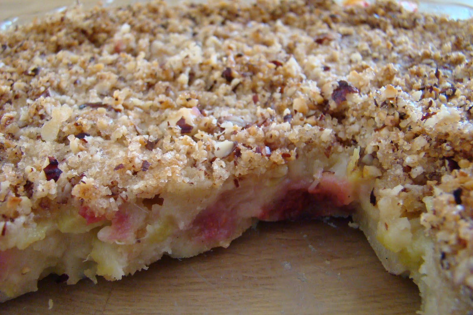 Bitītes blogs: Rabarberu pīrāgs ar riekstu drupatām