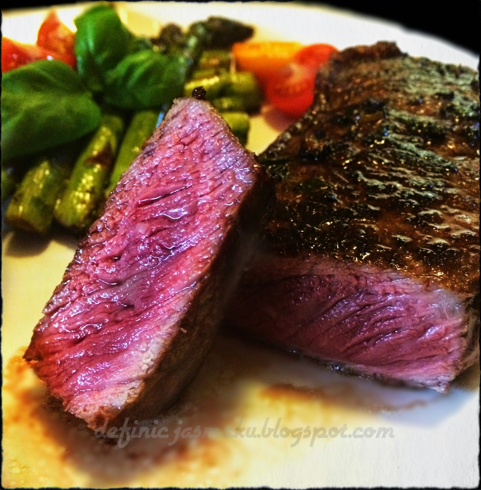 Stek z rostbefu ze szparagami i cytrynowo - tymiankowym masełkiem ...