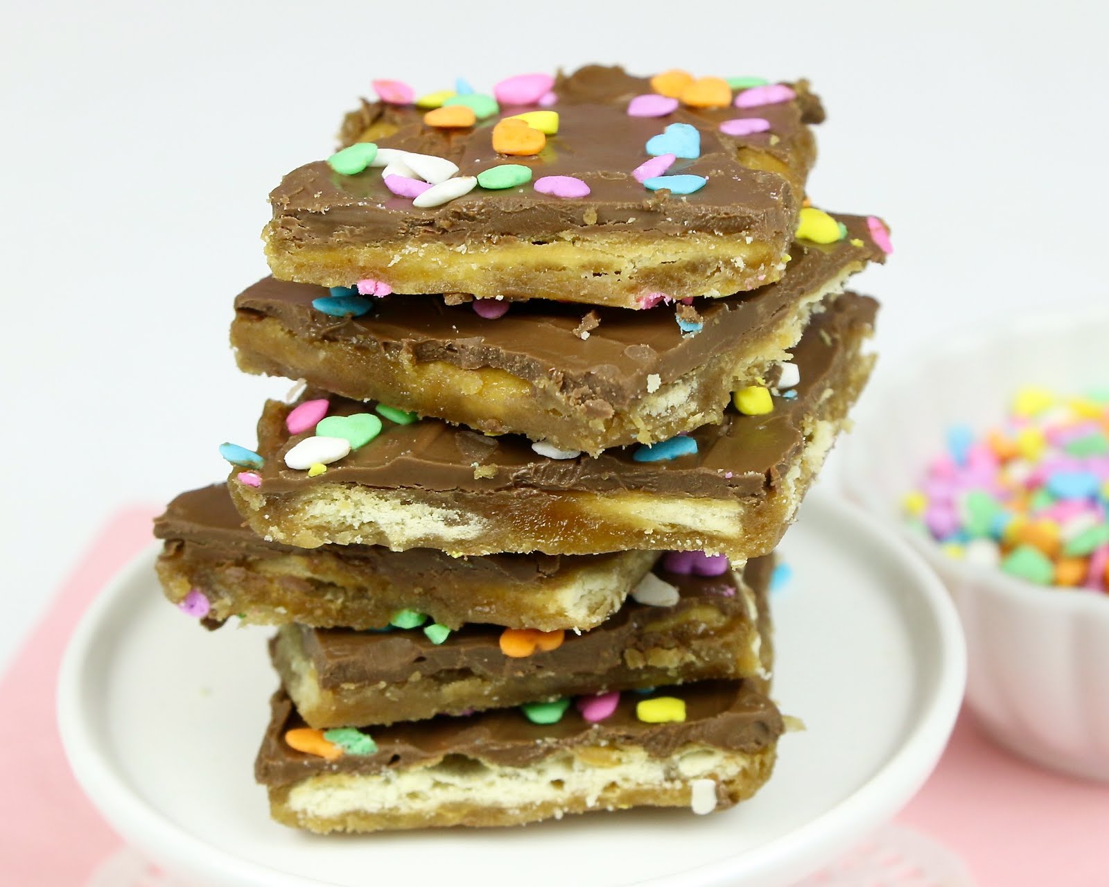 {VIDEO} EASY Chocolate Covered Saltine Toffee - The Lindsay Ann
