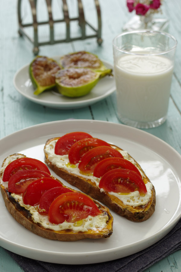 Cinco Quartos de Laranja: Tostas de batata-doce com queijo creme e tomate