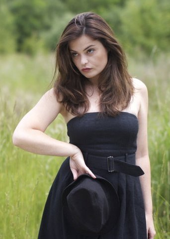 Keryn Thompson – Idol Features