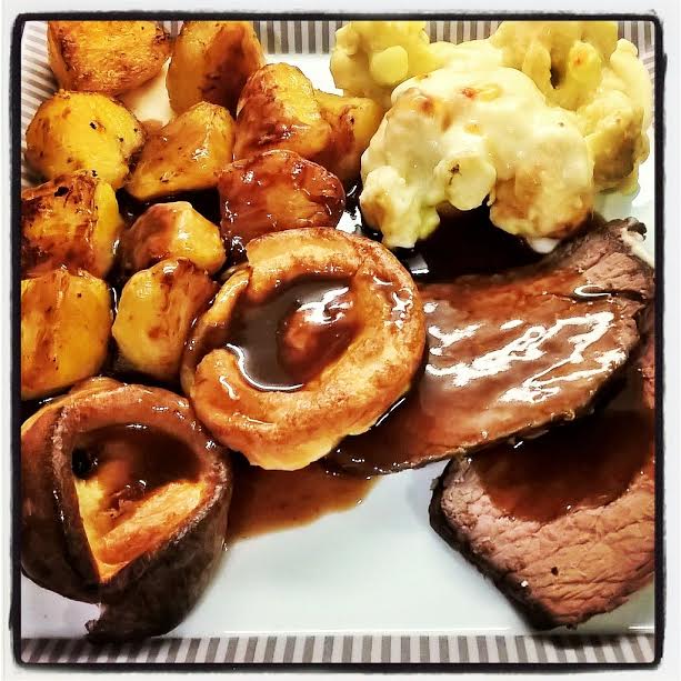 Sunday Roast with all the trimmings- paahtopaistia herkullisilla ...