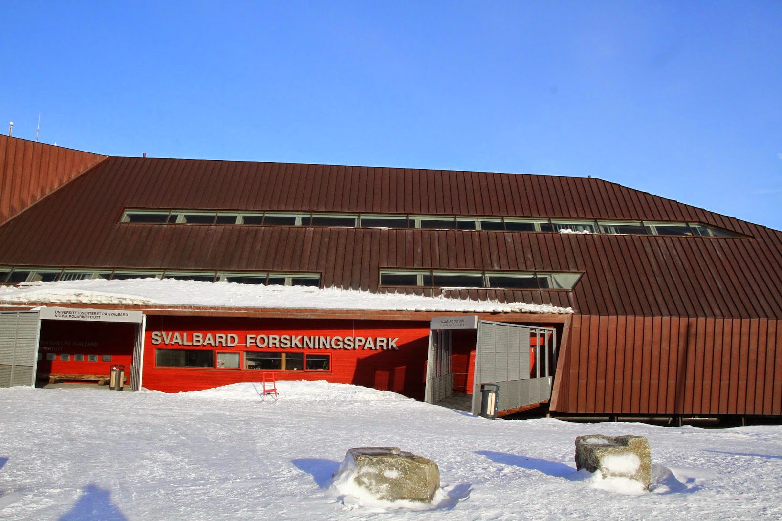 Visitar LONGYEARBYEN, nada mais a norte - A capital das ilhas Svalbard ...