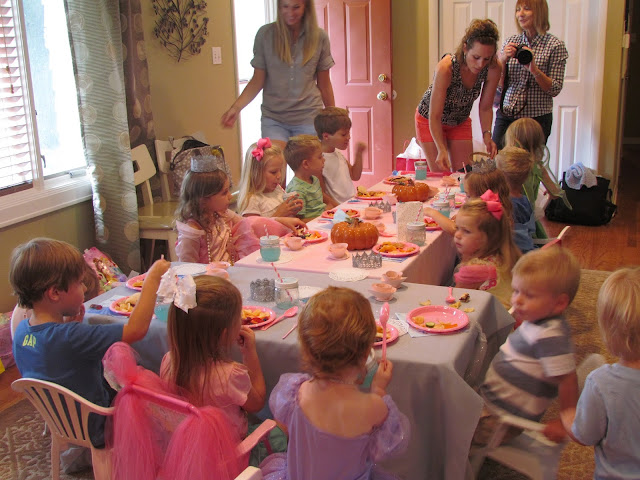 Creative Little House: Pretty Party for Cousin Claire