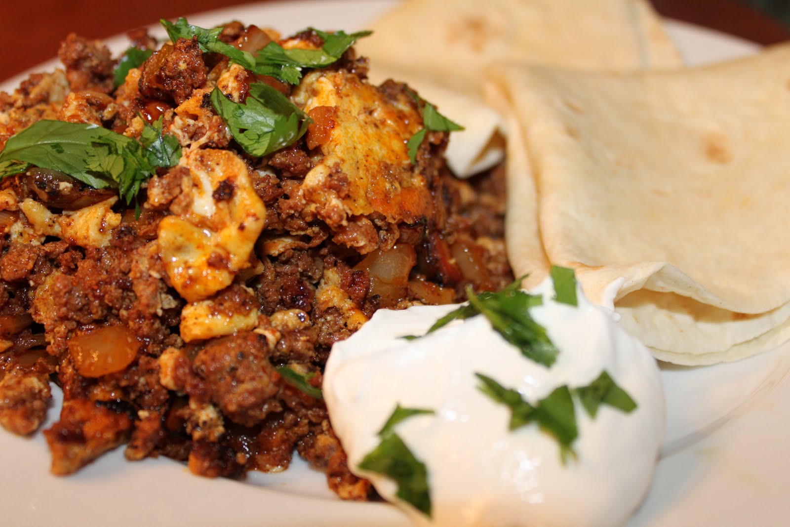 Mae's Kitchen: Chorizo con Huevos