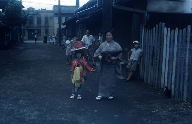 Rare Color Photographs Document Everyday Life in Japan in the Late ...