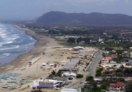 Vacaciones turismo y surf en la Playa de Puerto Cayo Manabí